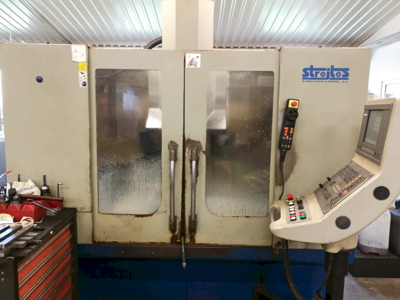 Gebrauchtes Vertikal-Bearbeitungszentrum Strojtos VMC 40/8